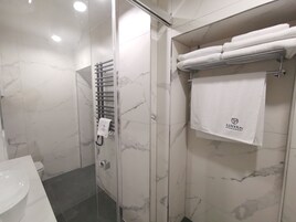 2 quartos, com decoração personalizada, com mobília individualizada 