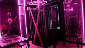 Apartamento romântico, 2 quartos, para não fumantes | 2 quartos, individualmente decorados, individualmente mobiliados