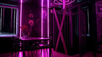 2 quartos, individualmente decorados, individualmente mobiliados