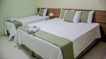 Quarto triplo standard | Escrivaninha, Wi-Fi de cortesia, roupa de cama