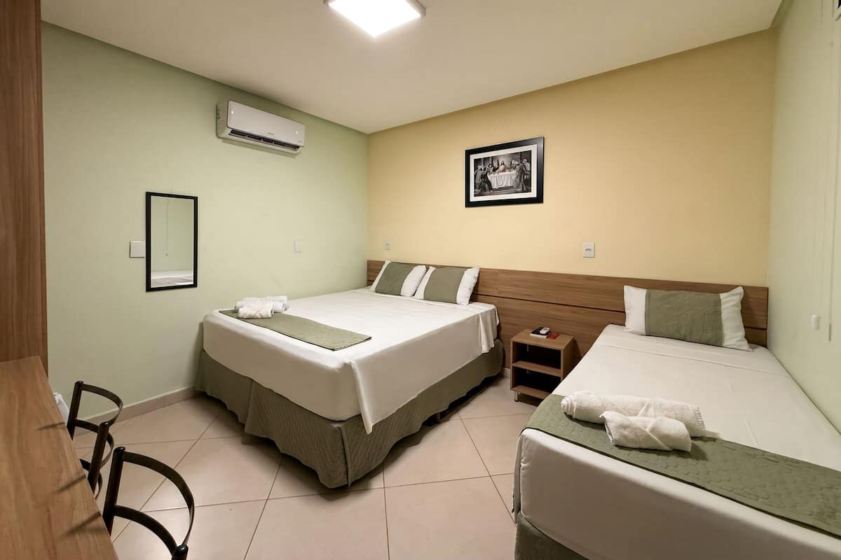 Quarto triplo standard | Escrivaninha, Wi-Fi de cortesia, roupa de cama