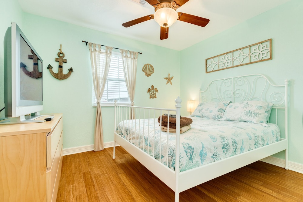 Caisson Cottage - Cozy Home A Short Walk To The Beach - Texas