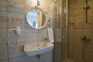 Quarto Duplo Deluxe, 1 cama de casal | Casa de banho | Um polibã, um secador de cabelo, toalhas fornecidas, sabão