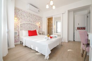 Quarto Duplo Deluxe, 1 cama de casal | Minibar, Wi-fi grátis, roupa de cama fornecida