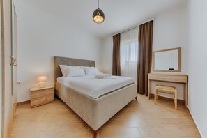 Bangalô básico | 2 quartos, escrivaninha, quartos à prova de som, berços grátis