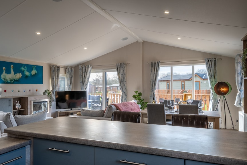 Goose Home Lodge - Modern Two-bedroom Lodge (Dog-friendly) - Lancashire