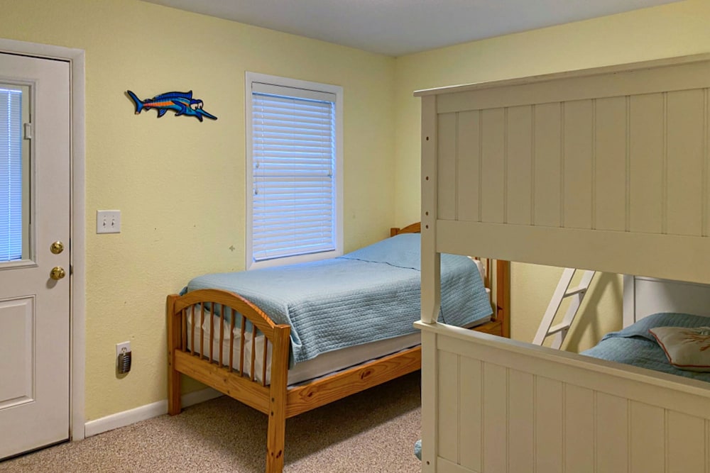 Spacious Oceanside Home W/elevator, Private Hot Tub, Grill-dogs Welcome - Salvo, NC