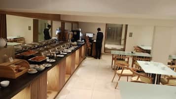 Café da manhã com buffet grátis todos os dias