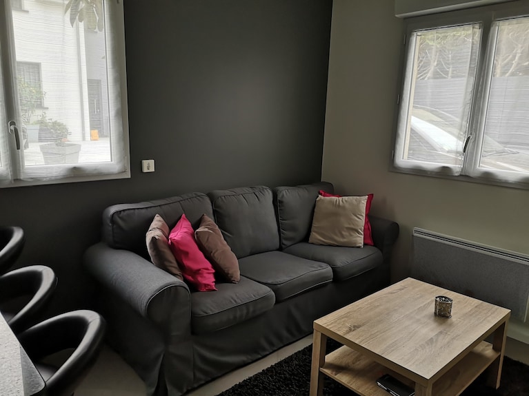 1 Bedroom Apartment In Fresnes - Sceaux