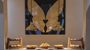 Pequeno-almoço tipo buffet diário (18 EUR por pessoa)