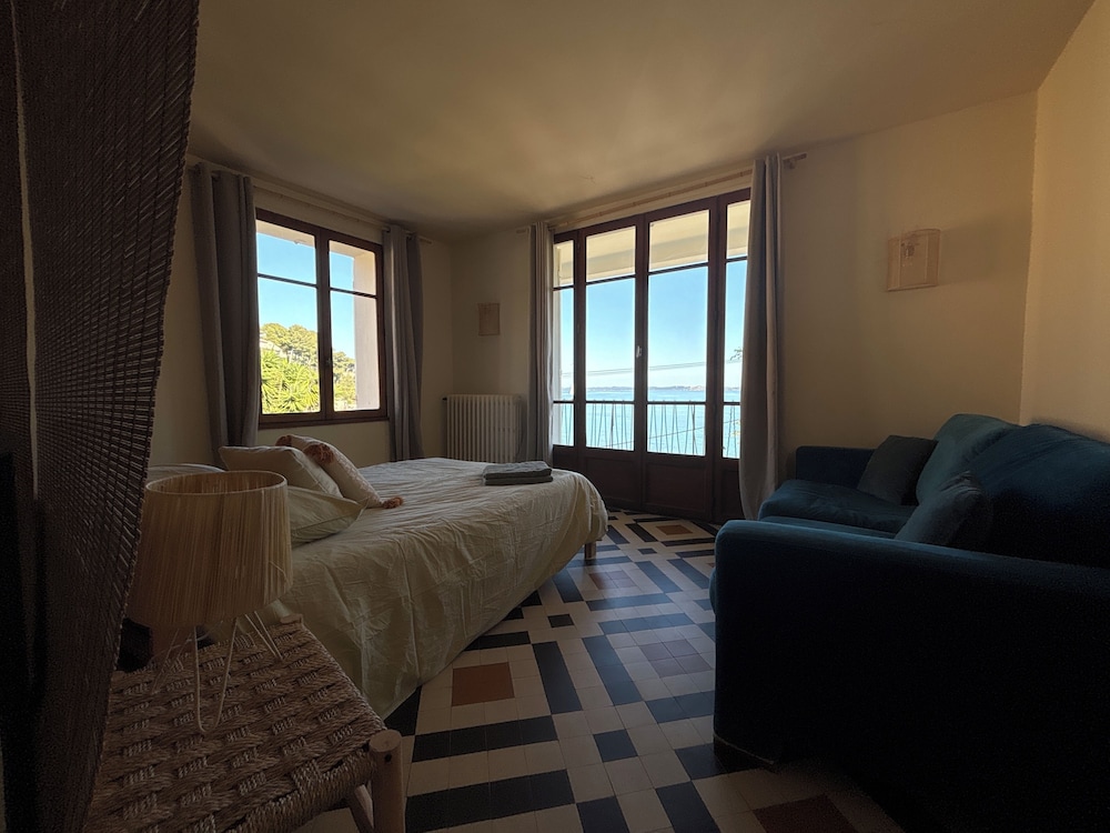 Villa " La Plage " Waterfront Villa, Swimming Pool, Garden, 16 P - La Garde