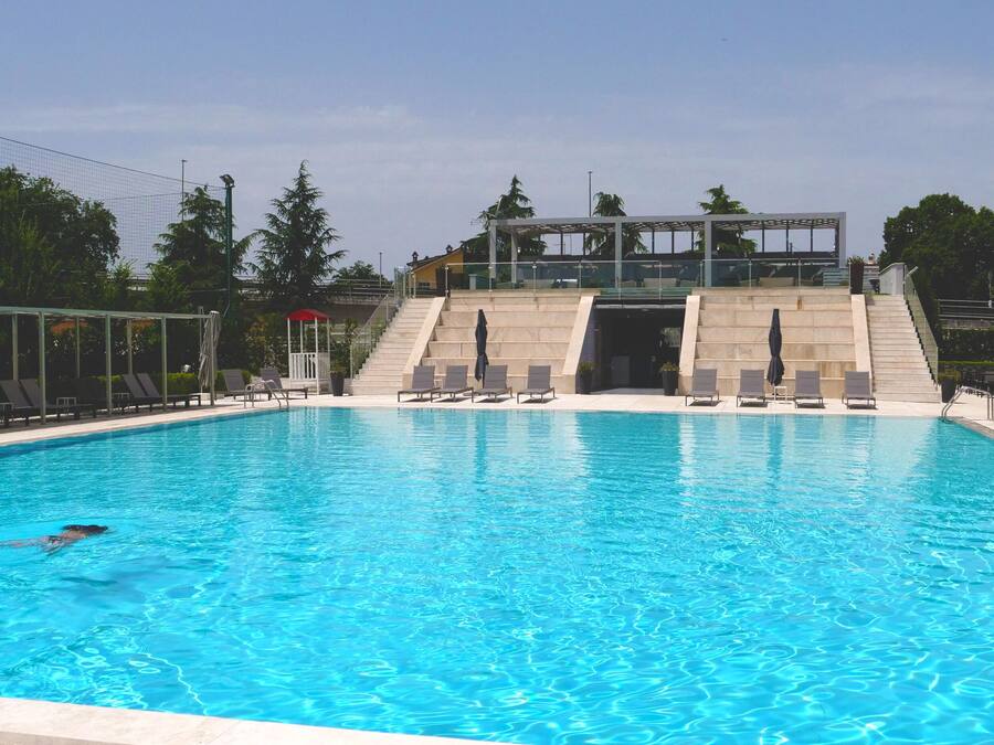 Piscina externa sazonal, funciona das 9h às 19h, guarda-sóis