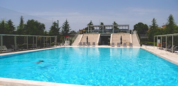 Piscina externa sazonal, funciona das 9h às 19h, guarda-sóis