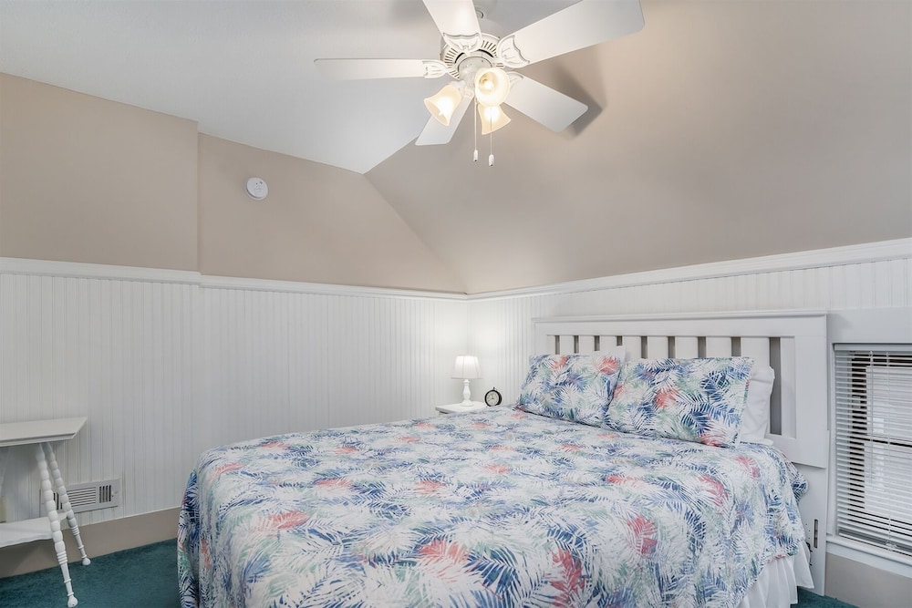 On The Parkway | Historic Townhome Steps Away From Lake Michigan, Near Bike Path - South Haven, MI