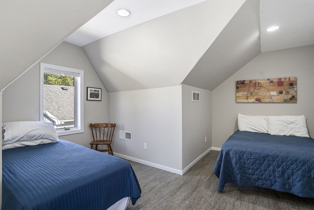 Heart Of Soha | Historic Downtown Townhouse | Pet Friendly | Moments To Lake Mi - South Haven, MI