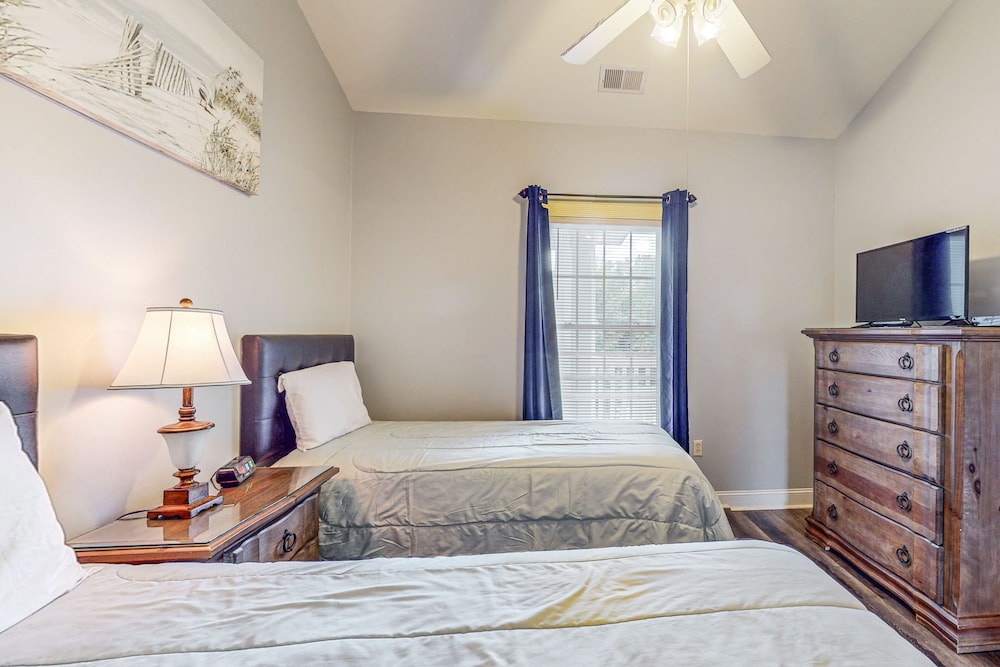 Spacious Top-floor Golf Course Getaway W/ Pool, Near Attractions - Myrtle Beach