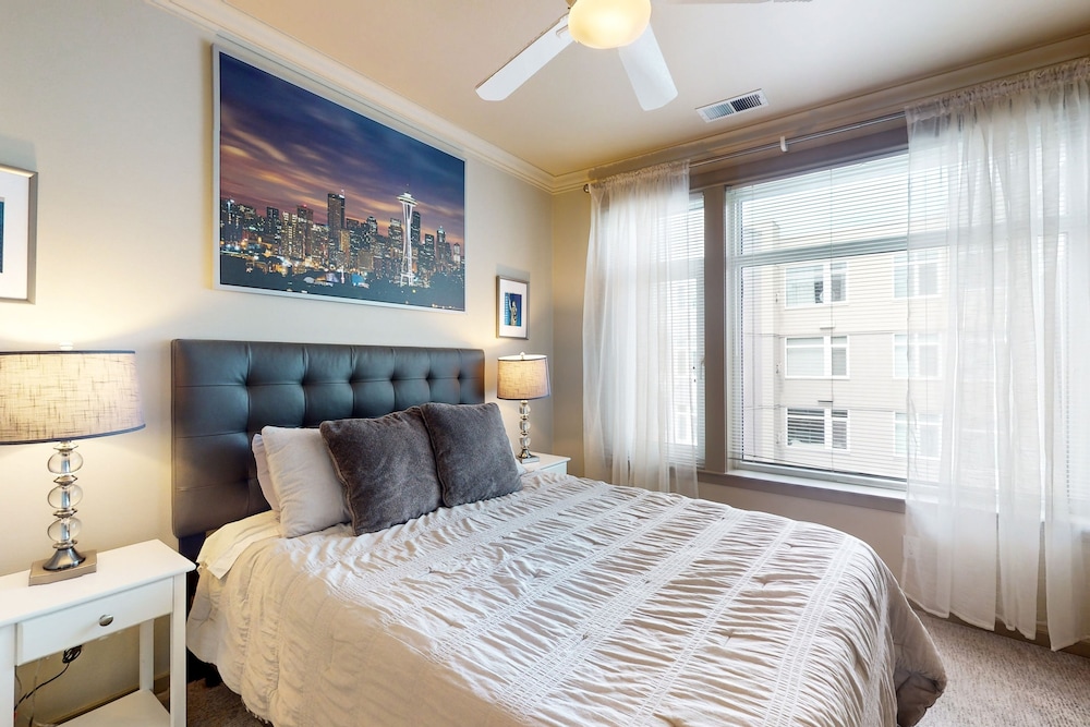Waterfront Condo With Fitness Center, Hot Tub & Central Ac - Seattle, WA