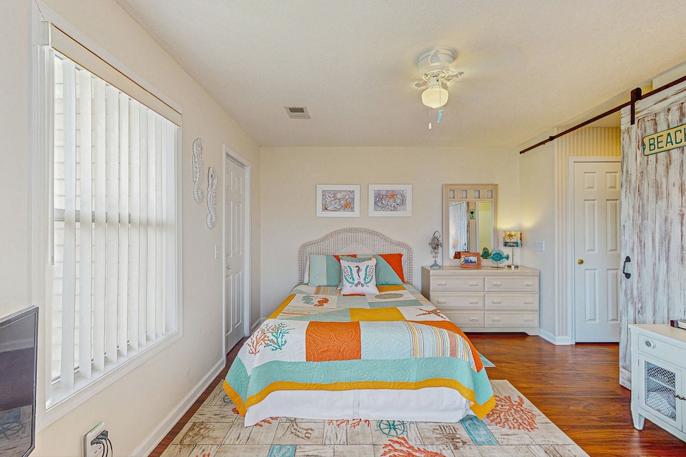 Fun Beachy Vibe W/ 2 Balconies, Lake Views & Huge Pool — 5 Min Walk To Ocean - North Myrtle Beach, SC