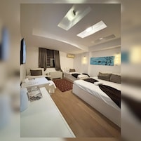 Quarto Quádruplo Comfort | Roupa de alta qualidade, secretária