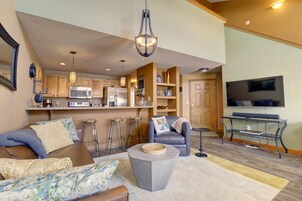 Apartamento em Condomínio Fechado, 2 quartos | Sala de estar | Smart TV, lareira 