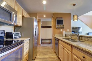 Condo, 2 quartos | Cozinha privada | Geladeira, fogão, cooktop, cafeteira/chaleira