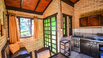 Chalé Básico | Cozinha privada | Um frigorífico, um micro-ondas, um forno, uma torradeira