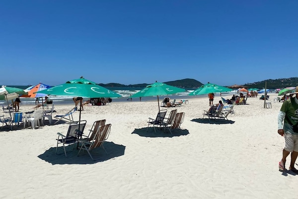 Perto da praia, praia de areia branca, 3 bares na praia