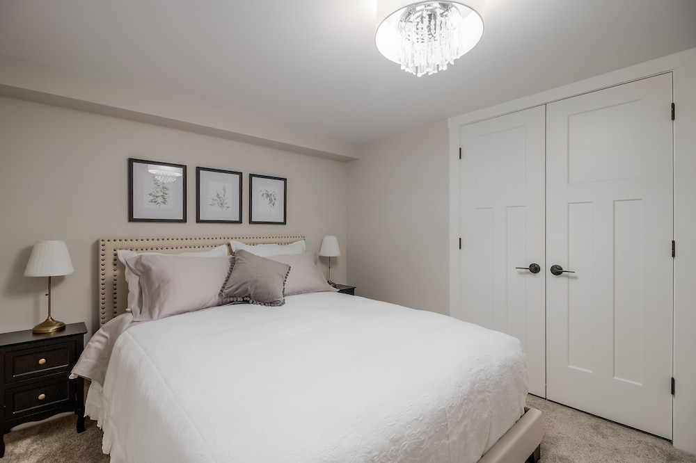2 Bedroom Bsmt Suite In The Heart Of The City - 알버타