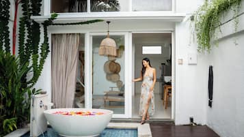 Piscina exterior, espreguiçadeiras