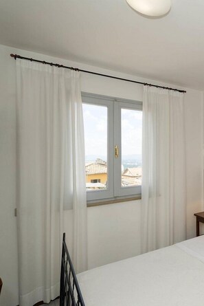 Quarto Tradicional, 1 cama queen-size | Roupa hipoalergénica, edredões de penas, secretária, Wi-fi grátis