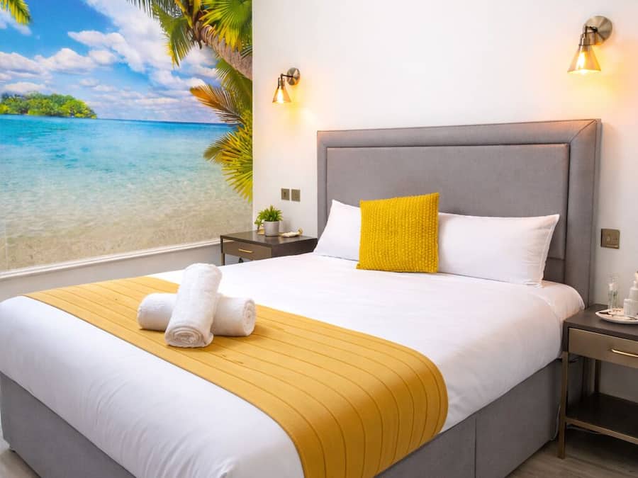 Quarto Duplo Económico | Com decoração personalizada, com mobília individualizada