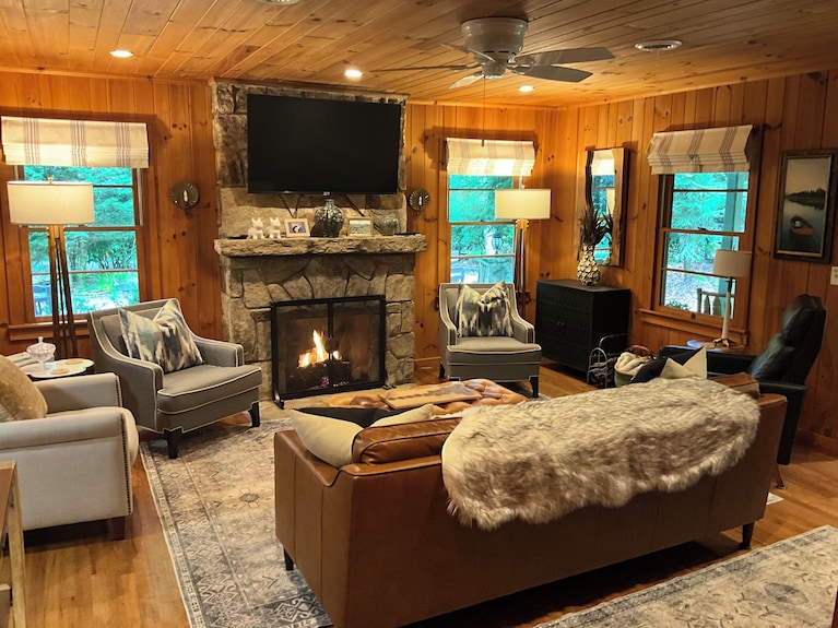 Cozy Highlands Cabin! Just 4 Miles To Town-pet Friendly-lots Of Outdoor Space - Highlands, NC