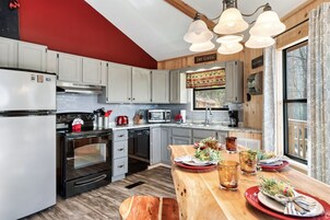 Chalé básico | Cozinha privada | Geladeira grande, micro-ondas, fogão, cooktop