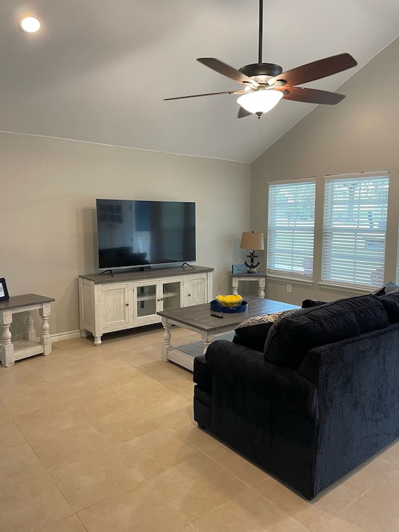 Relaxing 3 Bed Lake House Steps From Canyon Lake - キャニオン・レイク, TX