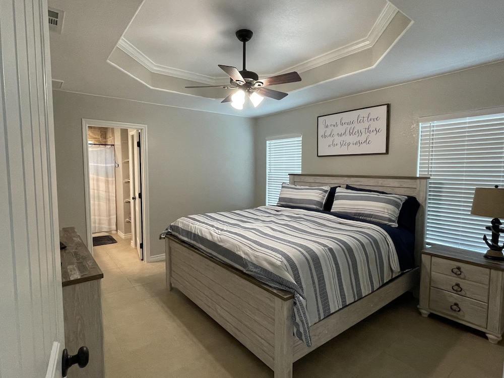 Relaxing 3 Bed Lake House Steps From Canyon Lake - テキサス州