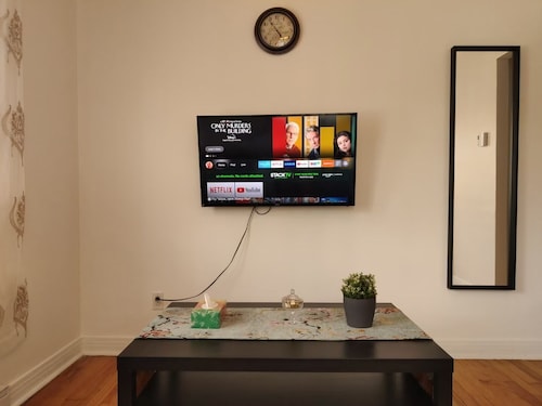 Lovely 3-bedroom Unit With Free Parking, Close To Metro And Downtown - Lasalle