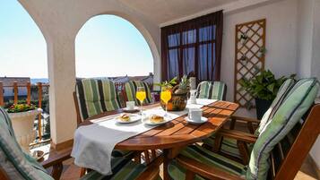 Apartamento (Three Bedroom Apartment with Terrace ) | Terraço/pátio interior