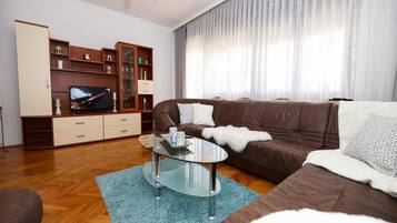 Apartamento (Three Bedroom Apartment with Terrace ) | Sala | Televisor