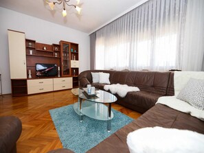 Apartamento (Three Bedroom Apartment with Terrace ) | Sala de estar | TV