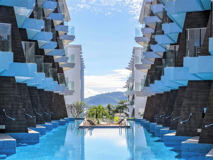 Piscina externa, guarda-sóis