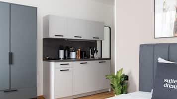 Single Suite (limehome Villach Gerbergasse) | Cozinha privada | Um frigorífico, uma máquina de café expresso, uma chaleira elétrica