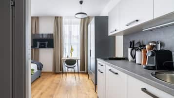 Single Suite (limehome Villach Gerbergasse) | Cozinha privada | Um frigorífico, uma máquina de café expresso, uma chaleira elétrica