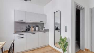 Suite (limehome Villach Gerbergasse) | Cozinha privada | Um frigorífico, uma máquina de café expresso, uma chaleira elétrica