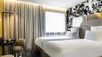 Quarto, 2 camas individuais | Roupa de alta qualidade, camas de colchão pillowtop, minibar