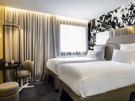 Quarto, 2 camas individuais | Roupa de alta qualidade, camas de colchão pillowtop, minibar