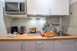 Apartamento Familiar, 1 quarto (Il Nido Nella Pineta) | Cozinha privada | Um frigorífico, um micro-ondas, uma placa de cozinha