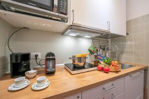 Apartamento Familiar, 1 quarto (Il Nido Nella Pineta) | Cozinha privada | Um frigorífico, um micro-ondas, uma placa de cozinha