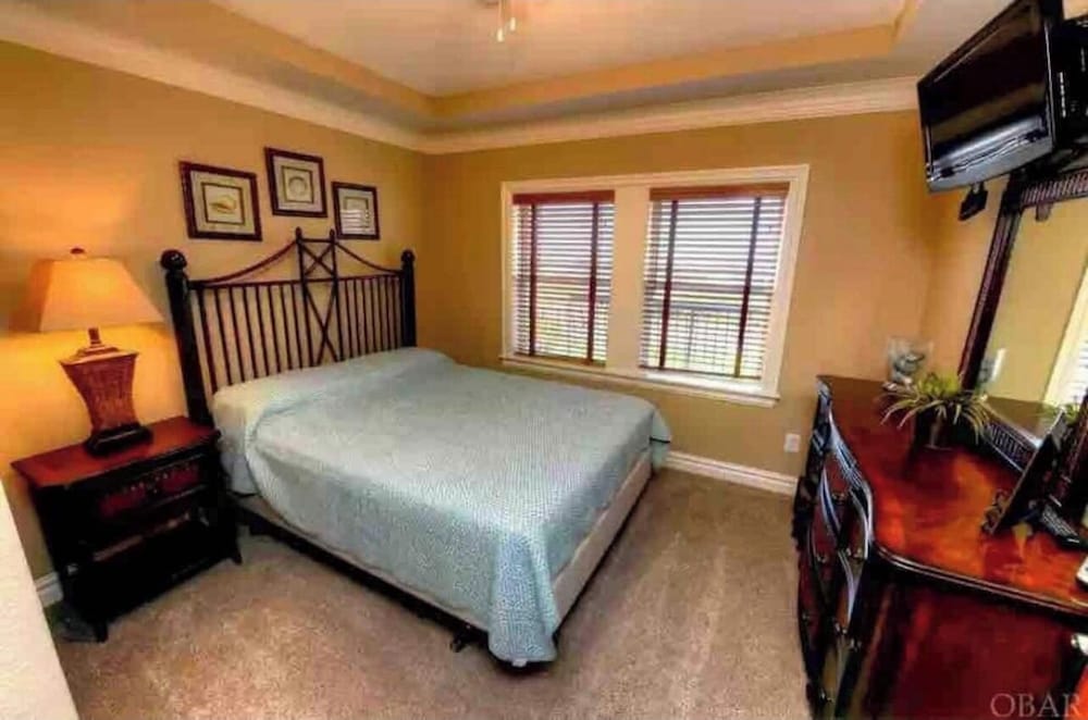 Beach Front Condo Two Pools And Hot Tub! - Kill Devil Hills, NC