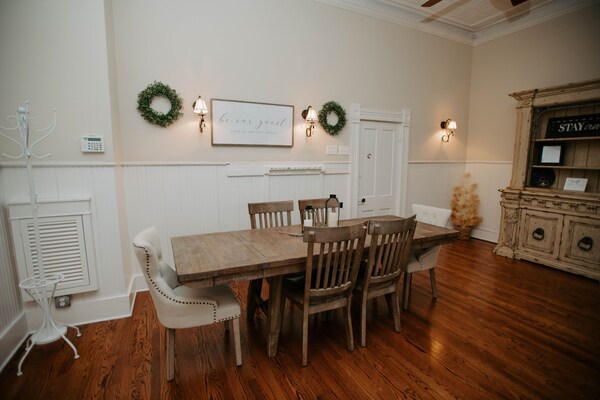 Beautiful 100 Year Old Apt. On Historic Main St. - Dahlgren Lake, OK