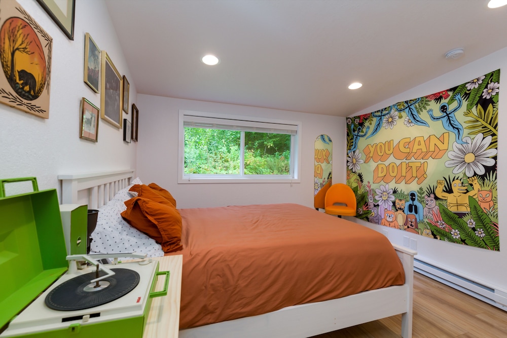 Modern, Pet Friendly1/3 Acre Home Just 25 Minutes To Downtown Portland - Oregon City, OR